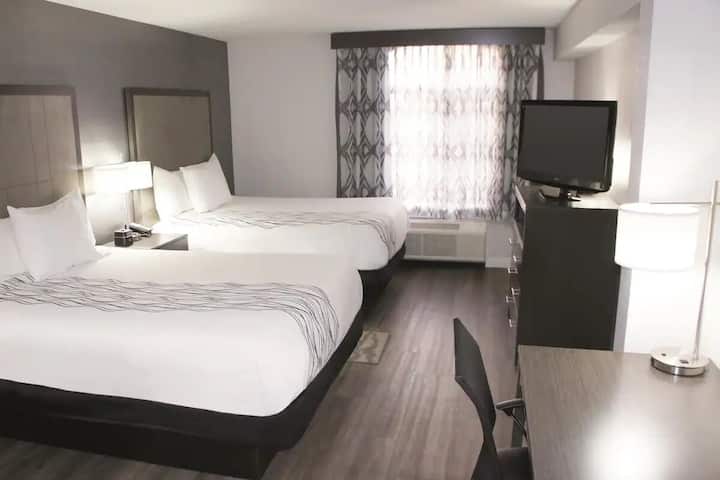 Laquinta Raleigh Dt | 2 Queen | Family Weekends - Raleigh, NC