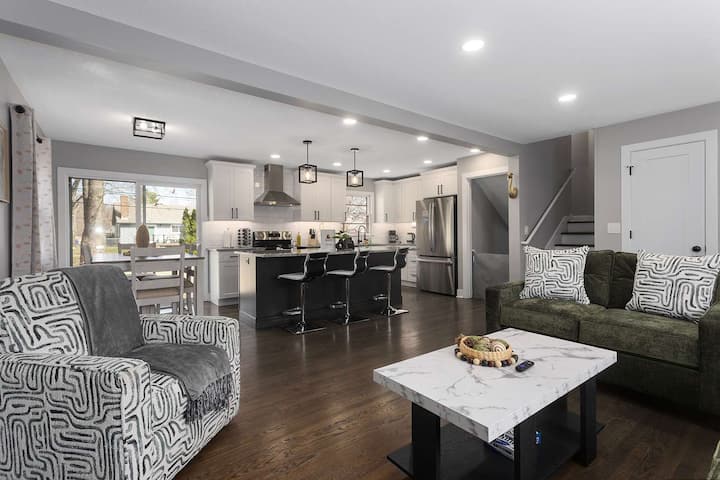 Spacious 5br Home,fenced Yard,easy Hwy Access - Overland Park, KS