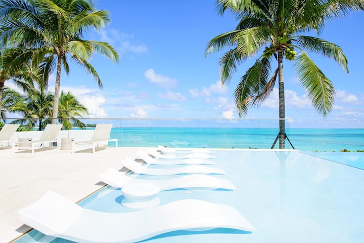 Two Bedroom Beachfront Condo With Infinity Pool - Bahamas