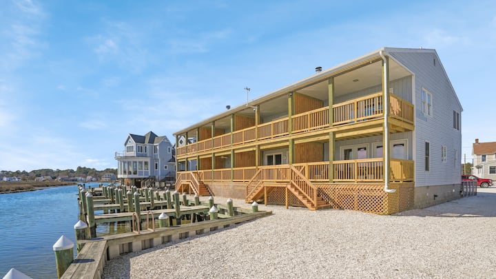 Channel Winds | Waterfront Bliss & Lighthouse View - Chincoteague, VA