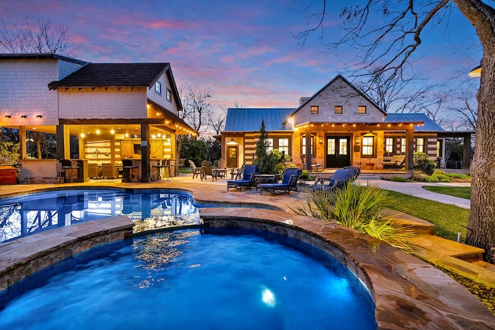 Lost Creek Lodge - Resort Style Pool & Sleeps 20 - Fredericksburg, TX