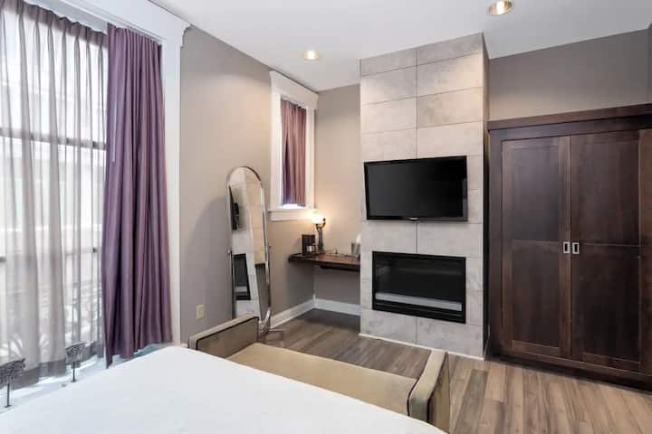 Hotel Lafayette | Deluxe Queen | Heritage Touch - Buffalo, NY