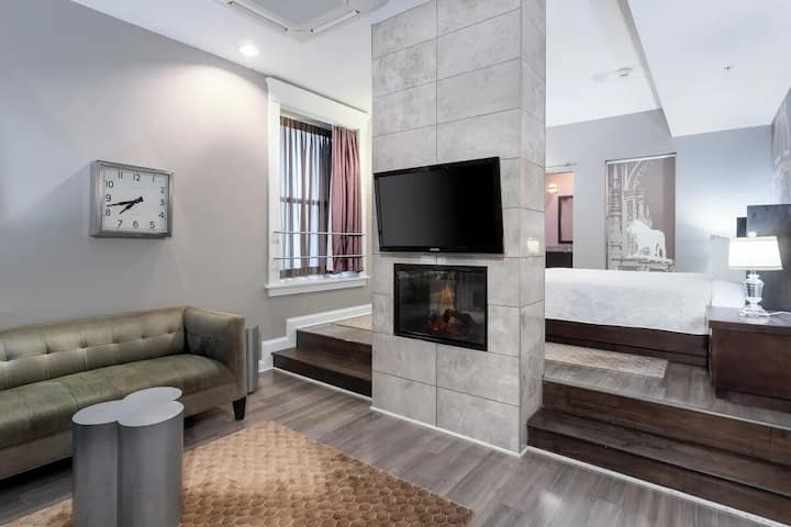 Hotel Lafayette | Queen Jr | Buffalo Charm - Buffalo, NY