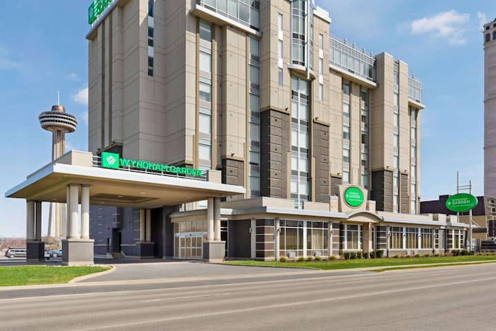 Wyndham Fallsview | Standard King | Entertainment - Niagara Falls