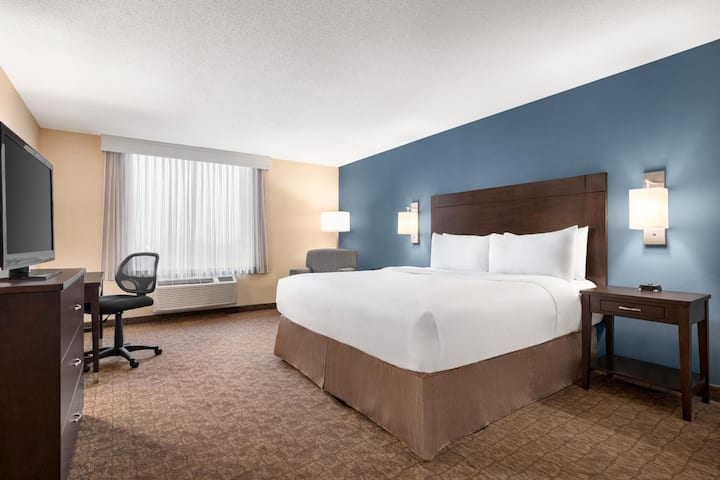 Deluxe King | Wyndham Fallsview | Nightlife Gaze - Niagara Falls