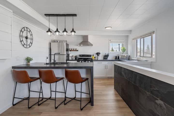 Hidden Loft | 3-bedroom | Walk To Beach | Sleeps 6 - Sylvan Lake, AB