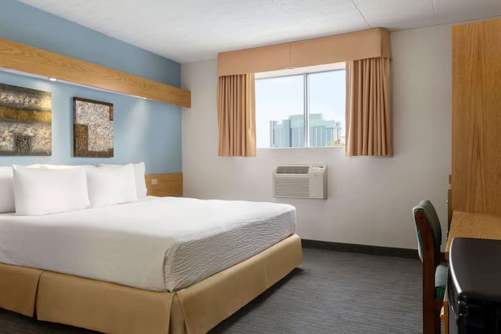 King | Days Inn Niagara Falls | Clifton Hill Vibe - Niagara Falls