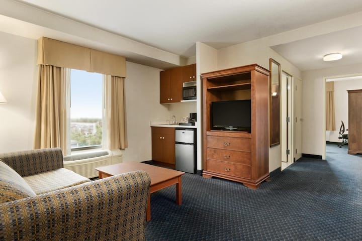 King Suite | Wyndham By The Falls | Falls Fun Base - Niagara Falls
