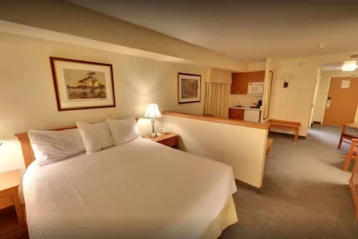 Queen Suite | Days Inn Niagara Falls | Clifton Adv - Niagara Falls
