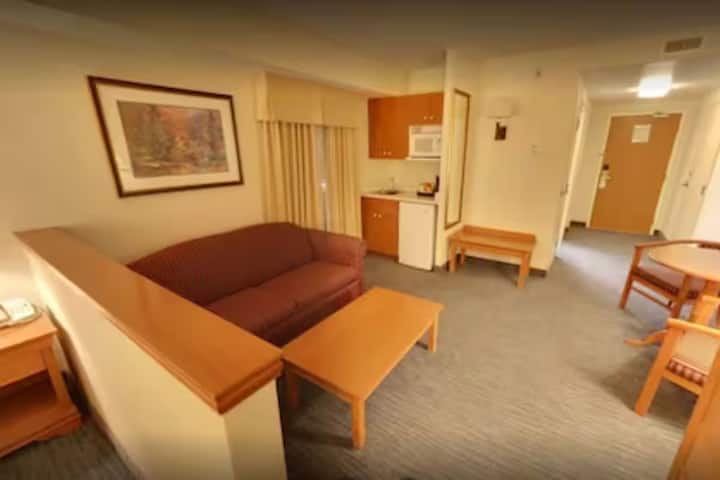 Days Inn Niagara Falls | Queen Suite | Downtown - Niagara Falls