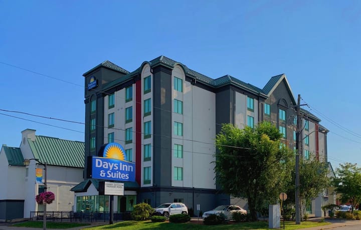 Wyndham By The Falls | Queen Suite | Downtown - Niagara Falls