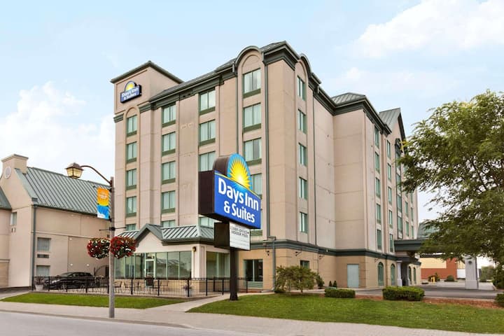 Wyndham By The Falls | 2 Queen | Falls & Arcades - Niagara Falls, NY