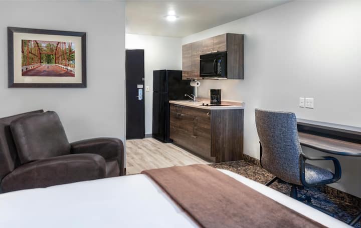 Modern Queen Room | Near University Museum - Jonesboro, AR