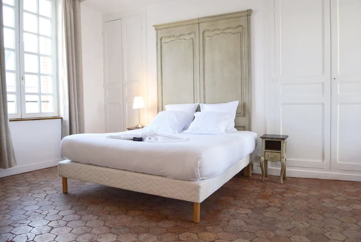 Les Soeurs · Vue Cathédrale · Chartres Centre - Lucé