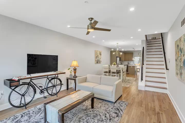 Rooftop Access • Patio + Grill • Sleeps 20 - Philadelphia
