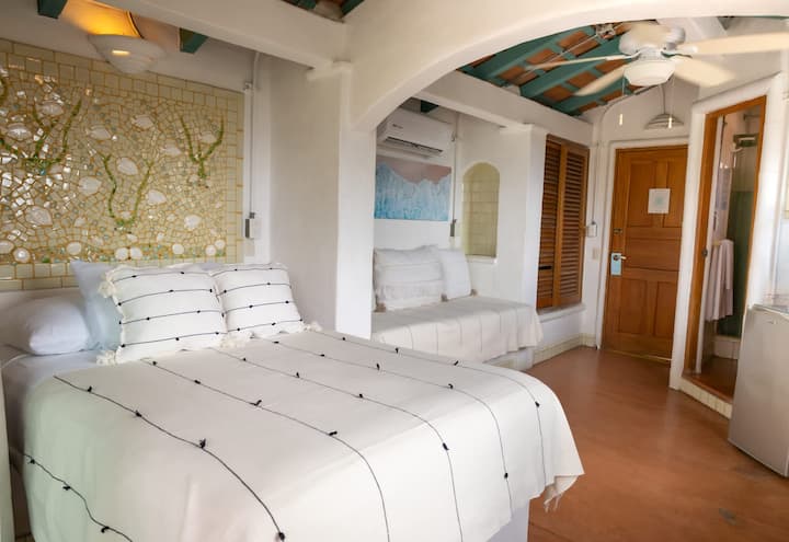 Chic Room W/ Balcony Overlooking Sayulita's Street - Sayulita