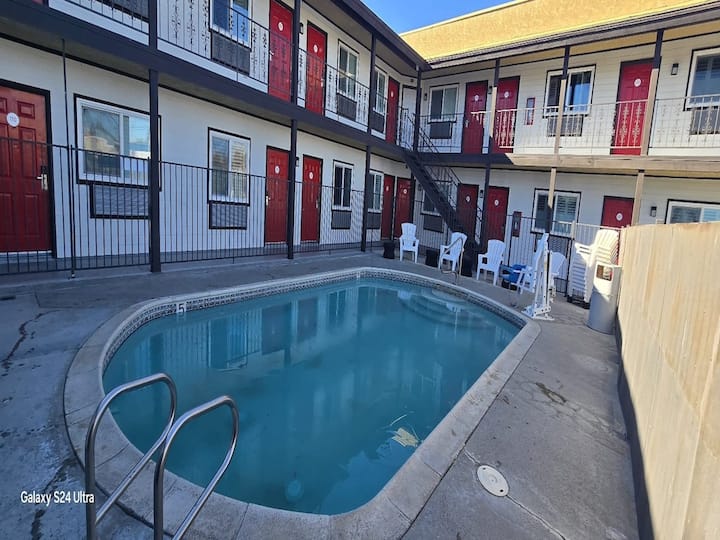 Fumez Au Lit King - Victorville, CA