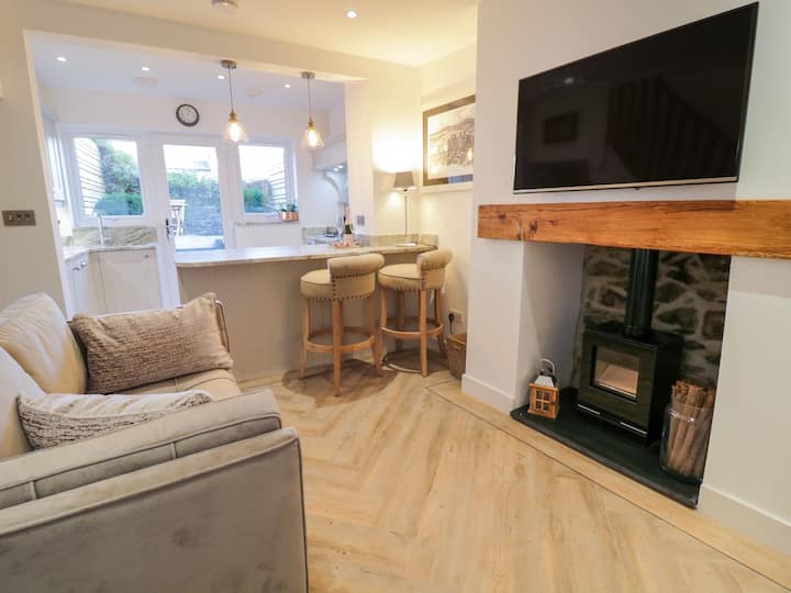 8 Crown Lane - Conwy