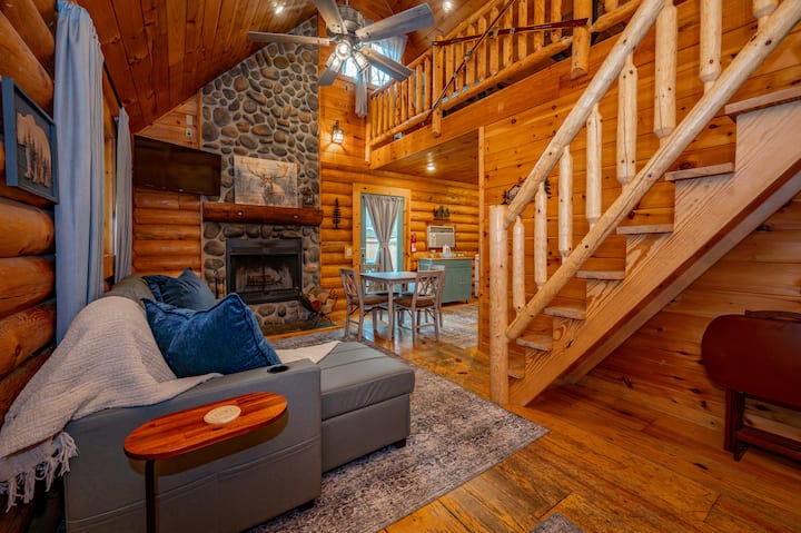 Dog Friendly Deep Creek Log Cabin W/ Hot Tub - Oakland, MD