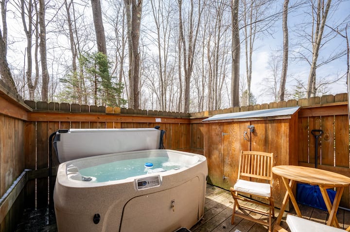 Dog Friendly Deep Creek Log Cabin W/ Private Hot - Deep Creek Lake, MD