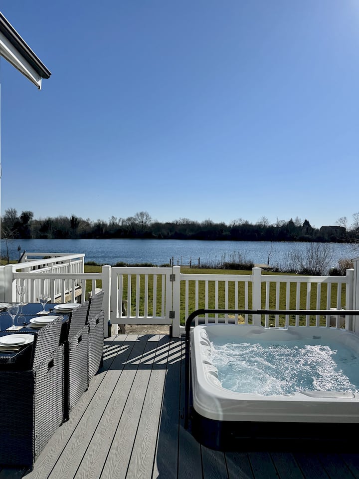 Lakefront W/ Hot Tub & Sunset Views - Medway Lodge - South Cerney
