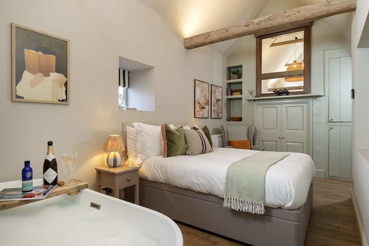 Wonderfully Presented Dog Friendly Thimble Cottage - South Cerney