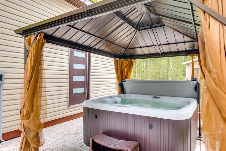 Family Getaway | Hot Tub + Game Room | Near Parks - Gouldsboro Lake, PA