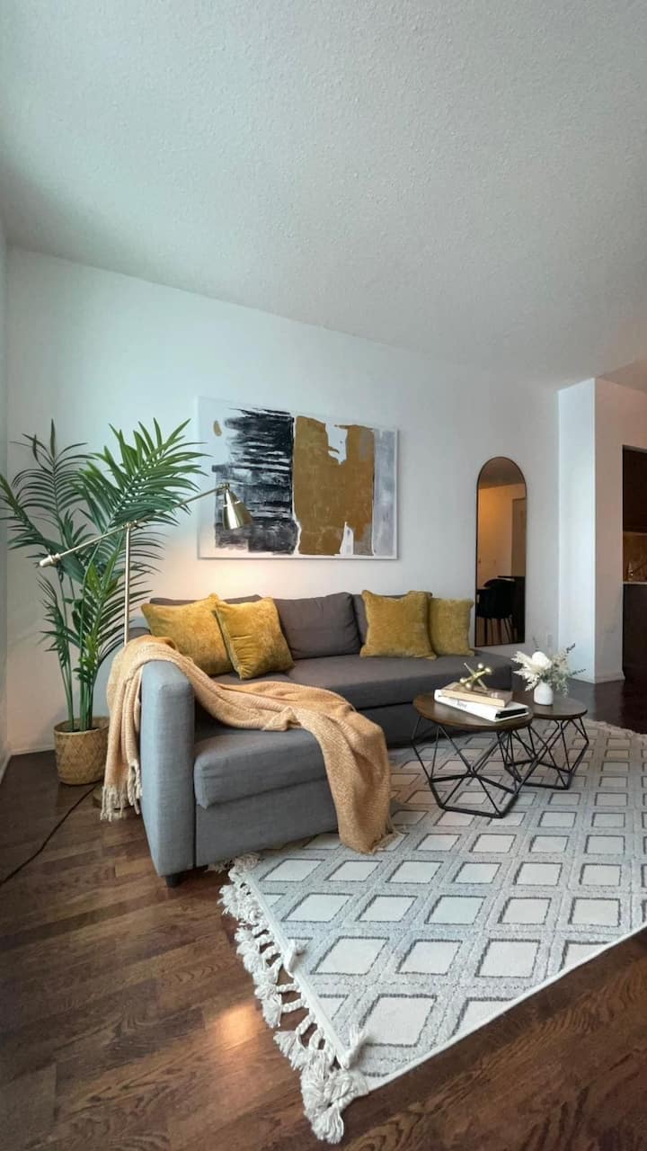 Waterfront Views + 1 Free Parking - Toronto