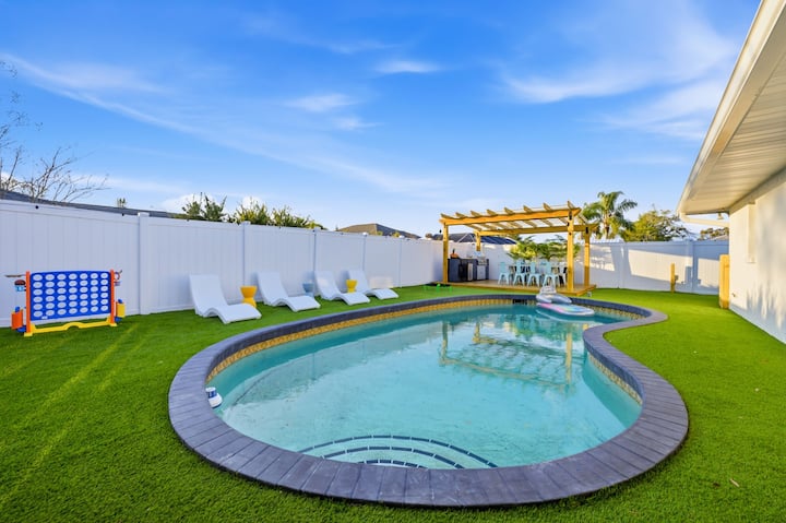 Heated Pool • Games • Fire Pit • Bbq • Sleeps 16 - Bradenton, FL