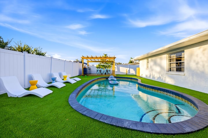 Heated Pool • Games • Fire Pit • Bbq • Sleeps 16 - Bradenton, FL