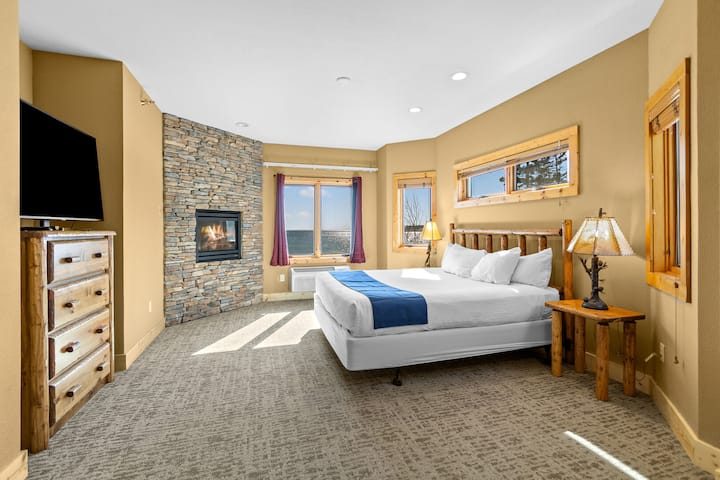 Burlington Bay Condo With Fireplace, Pool, Hot Tub - Two Harbors, MN