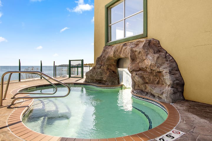 Lakefront Resort Condo With Pool & Hot Tub - Two Harbors, MN