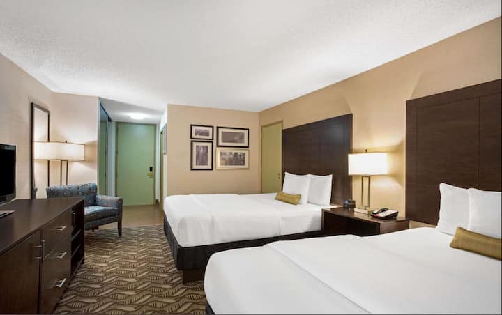 2q City Dlx | Laquinta Springfield | Family Base - Springfield, MA