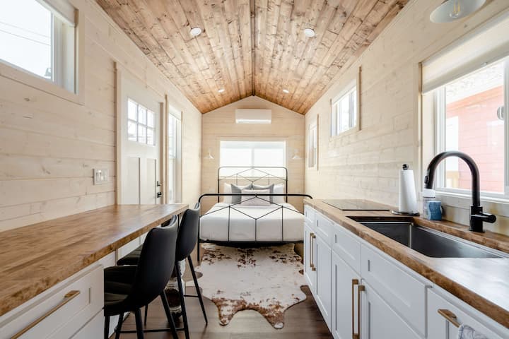 The Tiny Farmhouse On Alberta - Portland, OR
