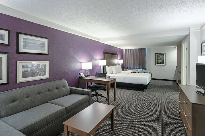 King Suite | Laquinta Lubbock | Free Breakfast! - Lubbock, TX