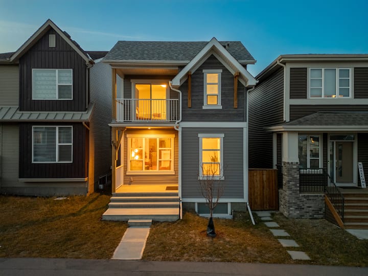 Entire Home | Near Yyc | Sleeps 13 | Banff - Airdrie