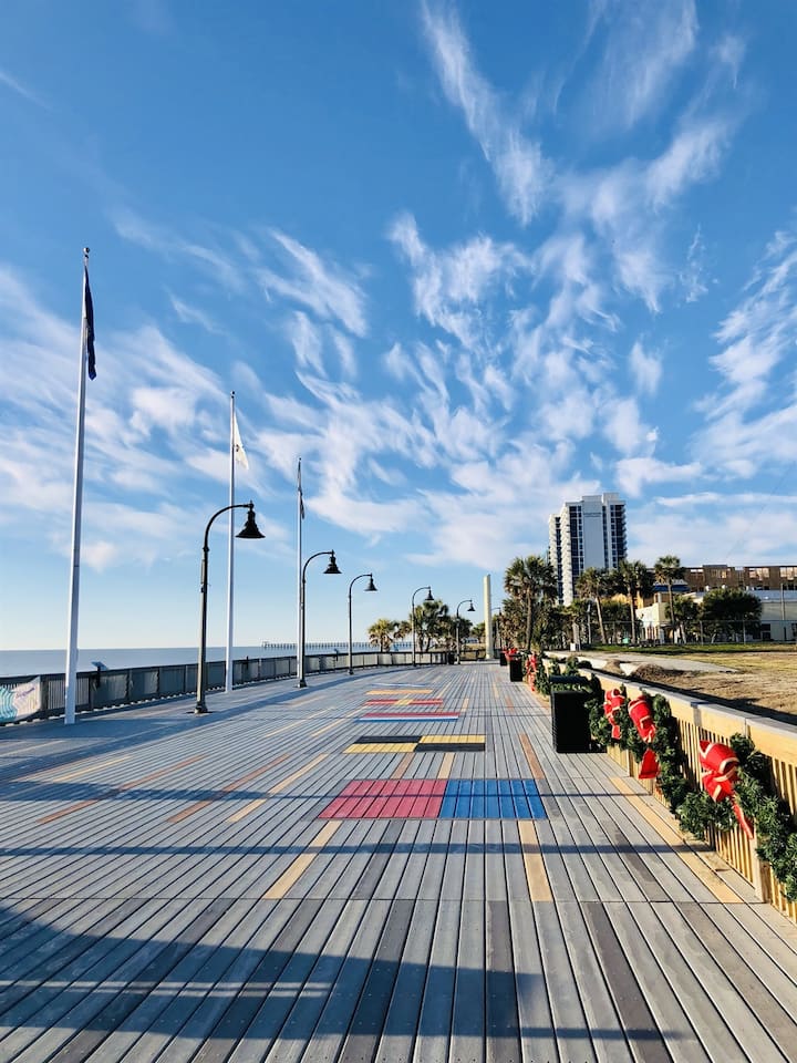 Oceanfront Paradise Sleeps 10 W/ Stunning Sunrises - Myrtle Beach