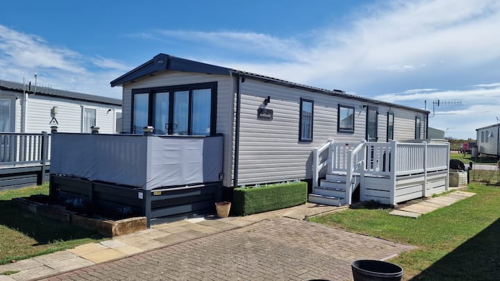 Ambleside Holiday Retreat, West Sands - Selsey