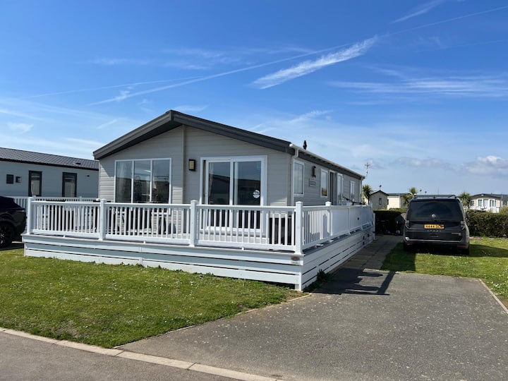 Lagoon View Lodge, Haven Church Farm - Chichester
