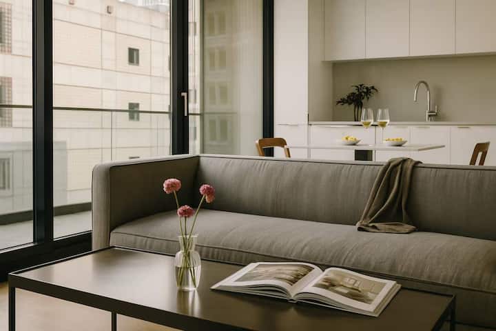 Monroe | 1br Queen Bed & Balcony | Rooftop Pool | - LaSalle