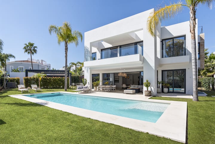 Villa Azzure - 4-bed Villa With Rooftop Jacuzzi - Costa del Sol