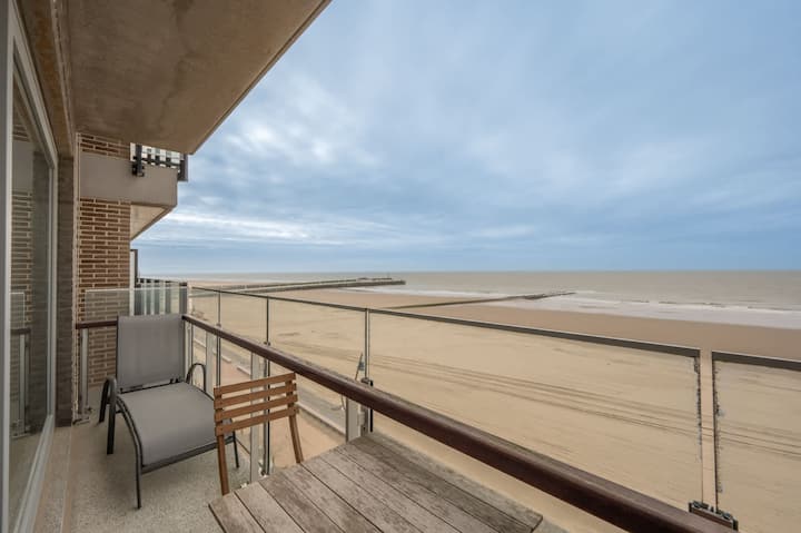 Stylish Coastal Apartment For 6 - Blankenberge