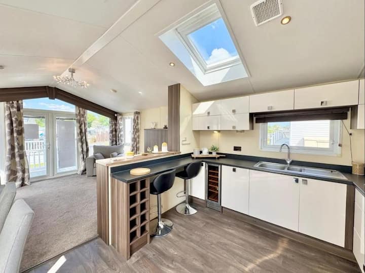 Caravan With Decking At Oaklands Park Ref 39022jw - Mersea Island