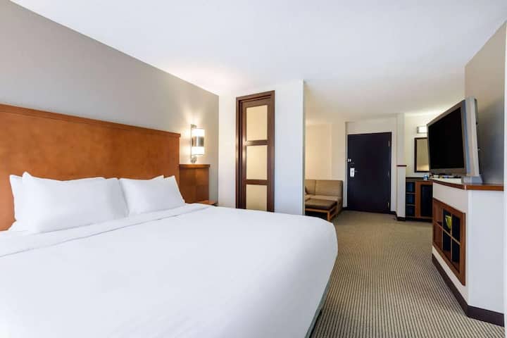 King Jr Suite | Wyndham Kc Airport | Mci Shuttle - Kansas City, MO