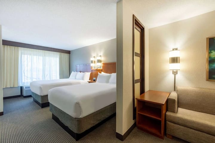 2 Double Jr | Wyndham Kc Airport | Suites Near Mci - Parkville, MO