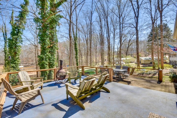 Private Beach & Dock: Lake Hartwell Family Getaway - Lavonia, GA