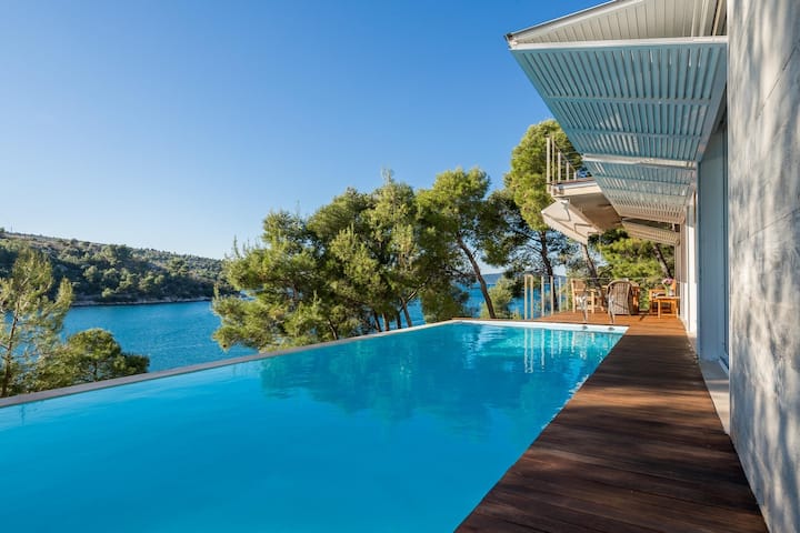 Luxura Villa Azure Bay Seaside, Heated Pool - Sutivan