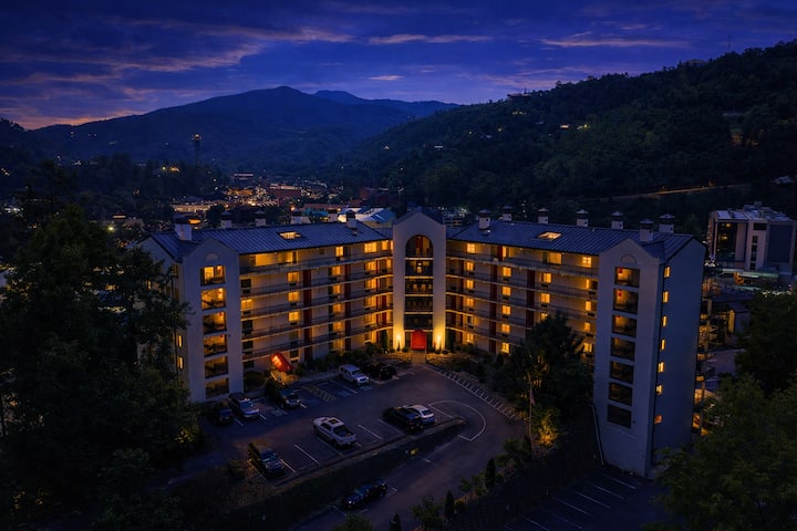 Walk To Strip | Corner Condo, 2 Ensuite Brs - Gatlinburg, TN