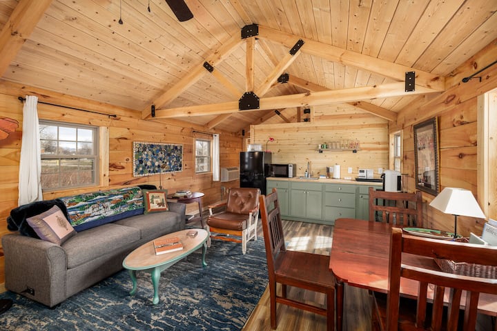 New! Riverfront | Pet Friendly Cabin | Sleeps 4 - Gallatin Gateway, MT