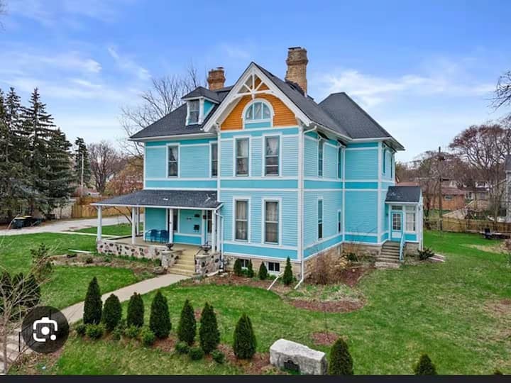 Sleeps 30+ • 10br Mansion •Events • Bar • Backyard - Milwaukee